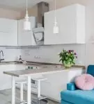 Turkuaz kanepeli parlak mutfak-oturma odası