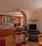 Šviesūs baldai virtuvės svetainėje su balta lubomis