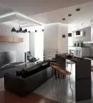 ایک بڑے باورچی خانے کے رہنے کے کمرے میں فرنیچر متضاد رنگ