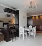 Dhomë të gjerë kuzhine-dhomë me llambadar elegante