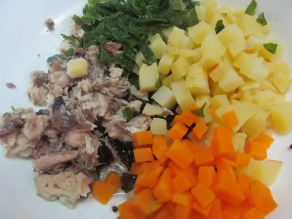 Készített halászati ​​saláta termékek burgonyával és mocsárral