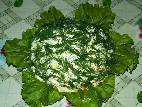 Рибний салат на салатних листках зі свіжим кропом