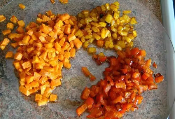 एक प्लेट पर कटा हुआ और भुना हुआ गाजर और घंटी मिर्च