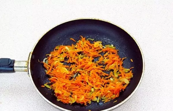 Rostade lök med morötter i en panna