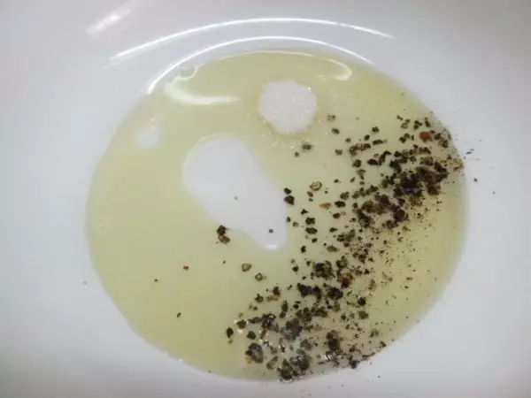 Ingredientes que enchen a ensalada en tanque branco
