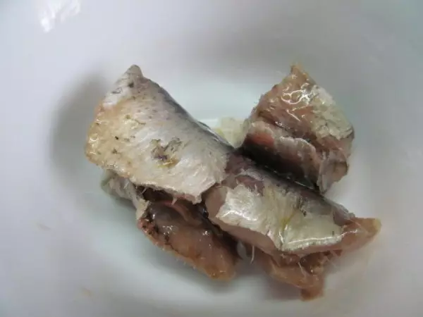 Pieces ikan kalengan dalam tangki putih