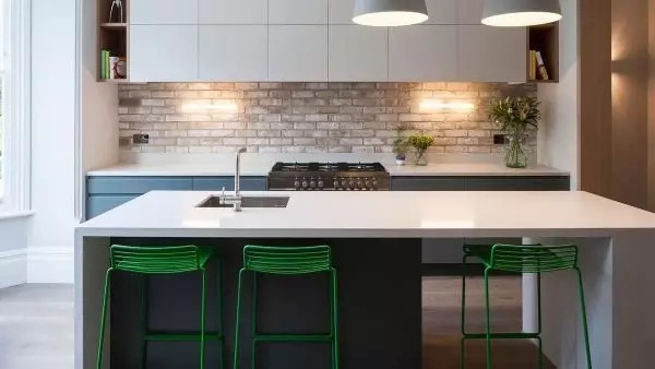 Chaises vertes de bar dans la cuisine