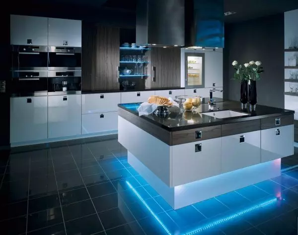 Illuminazione dell'isola in cucina moderna