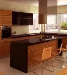 Mobiliário de contraste em pequena cozinha