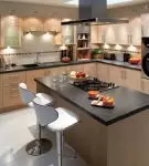 Cores contrastantes de móveis na cozinha com uma ilha