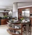 Isola conveniente in una grande cucina