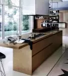 Pikk laud ja originaal põrandakate köögis
