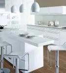 Valge mööbel köögis pruuni põrandakate