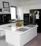 Meubles en noir et blanc dans la cuisine avec une île