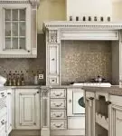 Cozinha patinada em estilo clássico