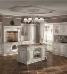 Baltā brūna patinēta virtuve klasiskā stilā