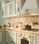 Virtuvė su mėlyna patina