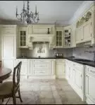 Tradicinė dizaino virtuvė su patina