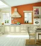 Kuchyně s patinou, oddělené zóny pomocí barvy