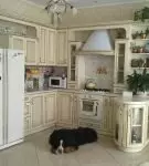 Patinētā virtuve ar lielu ledusskapi