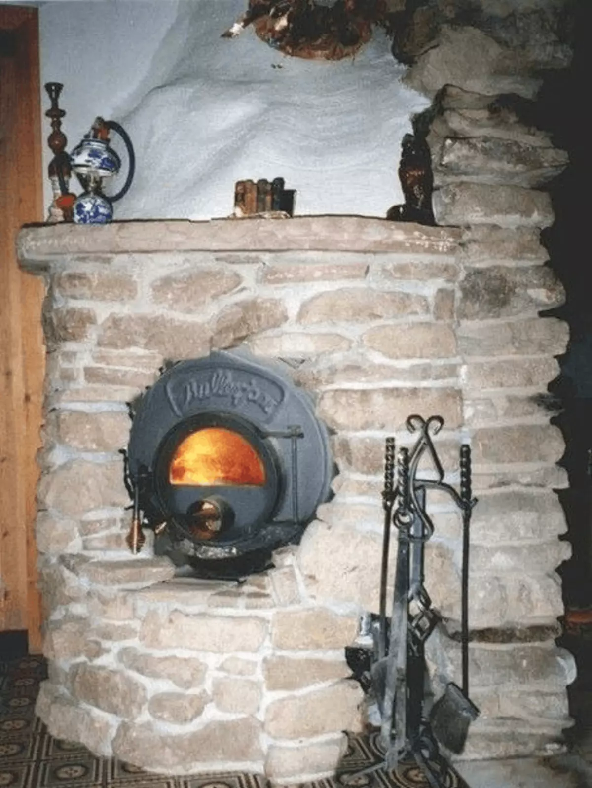 Buleryan bajo la chimenea