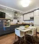Mala kvadratna kuhinja s više razina stropa
