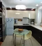 باورچی خانے میں سفید countertop کے ساتھ سیاہ ہیڈسیٹ