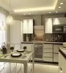 Светлая мэбля на маленькай квадратнай кухні