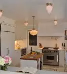 Køkken interiør med hvide møbler og trim