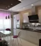Sedie viola e mobili a contrasto in piccola cucina