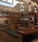 Mobili in legno in una grande cucina con soffitto originale
