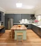 コンパクトシャンデリアを持つ大キッチンの灰色の家具