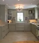 Šviesiai virtuvė su mažais langais ir taškais