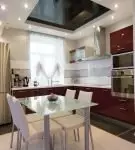 Dapur kecil dengan kepala warna jenuh