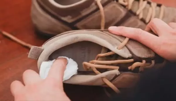 Як позбутися від неприємного запаху з взуття