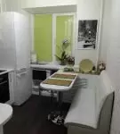 Miniaturní pohovka v kuchyni