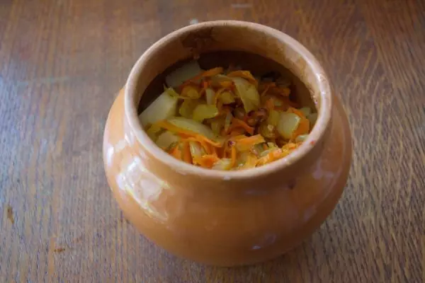 陶瓷罐用肉和菜在桌上
