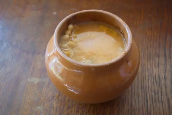 Ceramika poto kun tomato-faruno plenigas kaj aliajn ingrediencojn