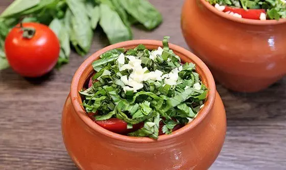 陶瓷罐用西红柿，绿色和切碎的大蒜