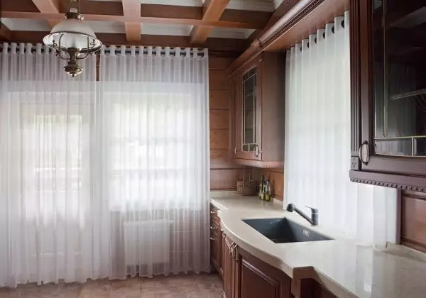 Однотонний тюль на люверсах на кухні в класичному стилі