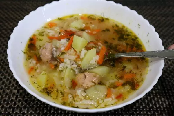 Suppe mit Dosen Thunfisch und Reis