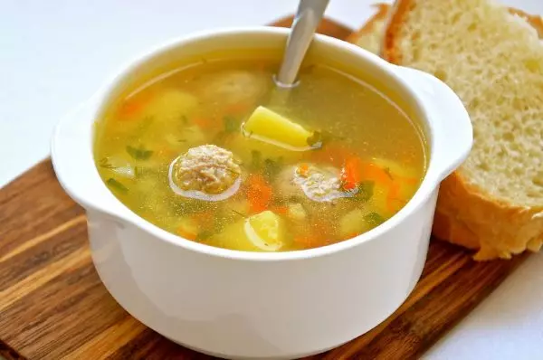 ミートボールとヴェルミセリのスープ