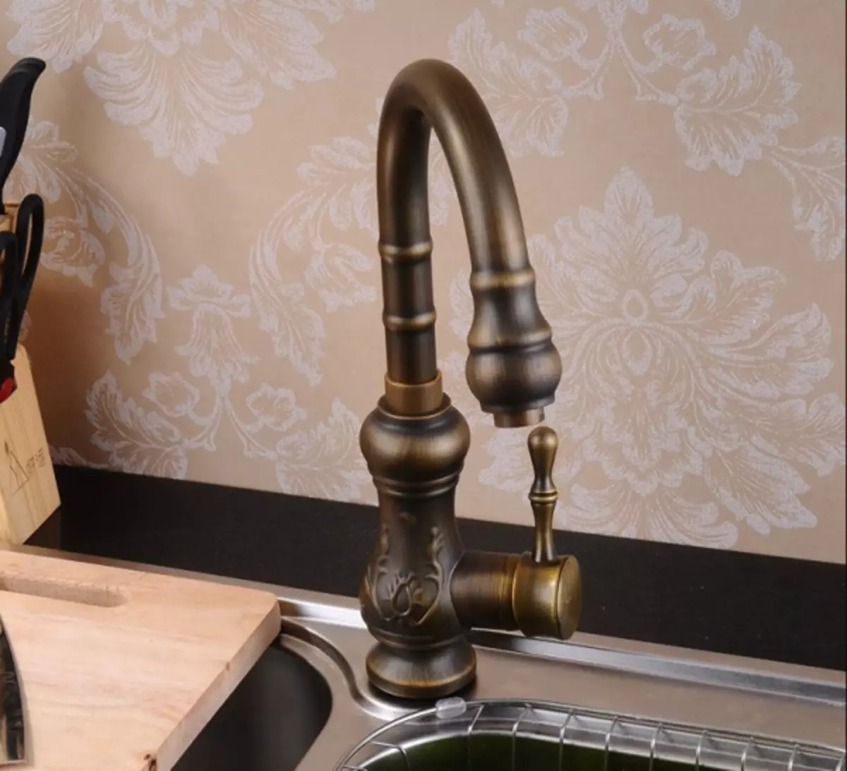 Faucet elegante na cozinha em estilo oriental