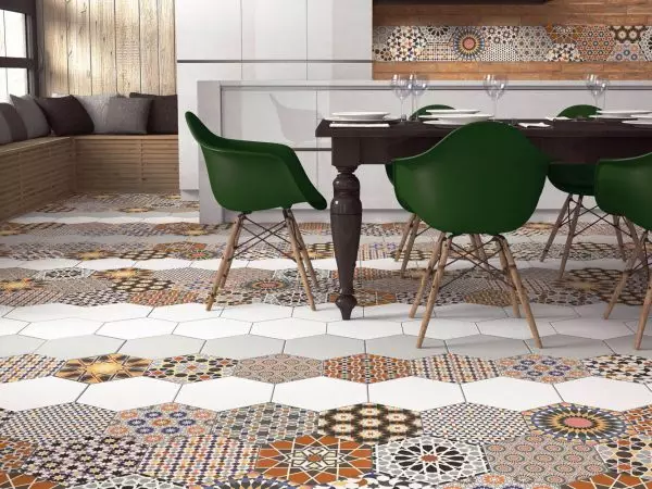 Stäng golvplattor i köket i orientalisk stil