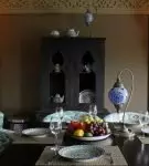 Candelier terang dalam gaya oriental di ruang makan