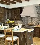 Кухня в східному стилі з дерев'яними меблями
