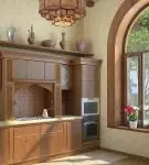 Gaismas virtuve ar lustru austrumu stilā
