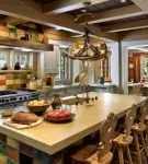 Kuchyně s paprsky na stropě v orientálním stylu