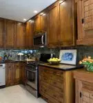 اورینٹل سٹائل میں ایک ایپر کے ساتھ باورچی خانے میں لکڑی کے ہیڈسیٹ