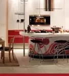 Suuri kiinalainen keittiö, jossa on epätavallisia huonekaluja